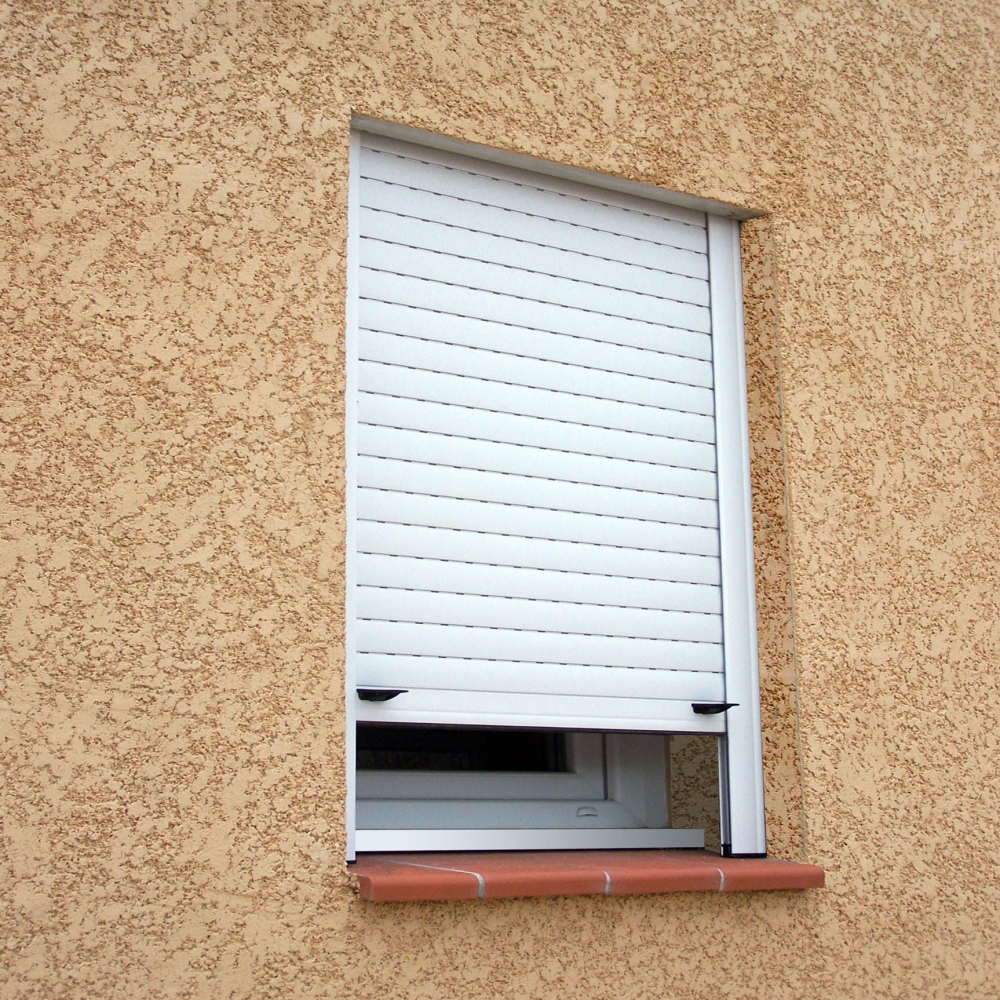 Volet roulant motorisé sur mesure traditionnel en PVC 40mm